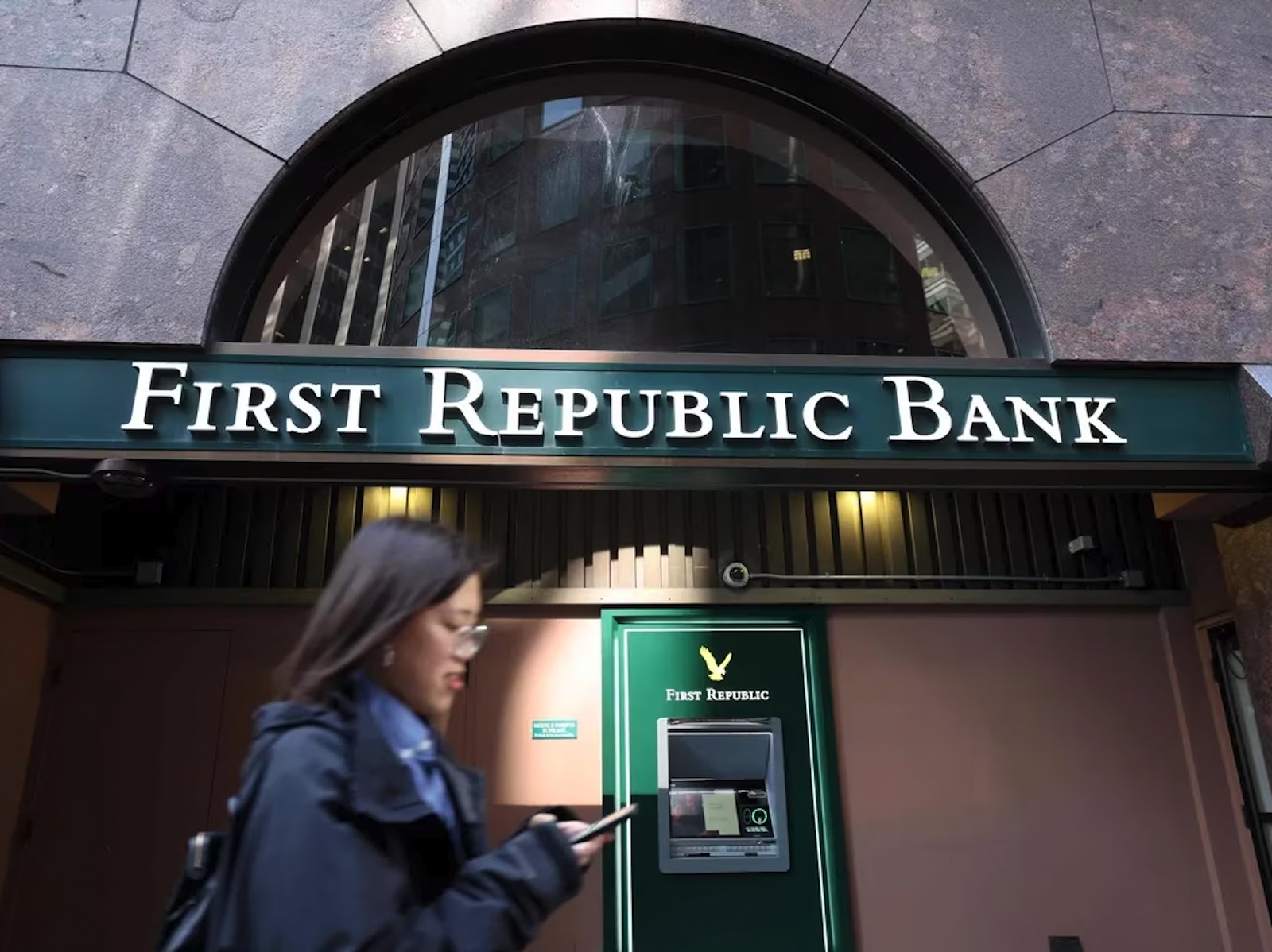 Once bancos de Estados Unidos inyectan 30.000 millones de dólares en el ...