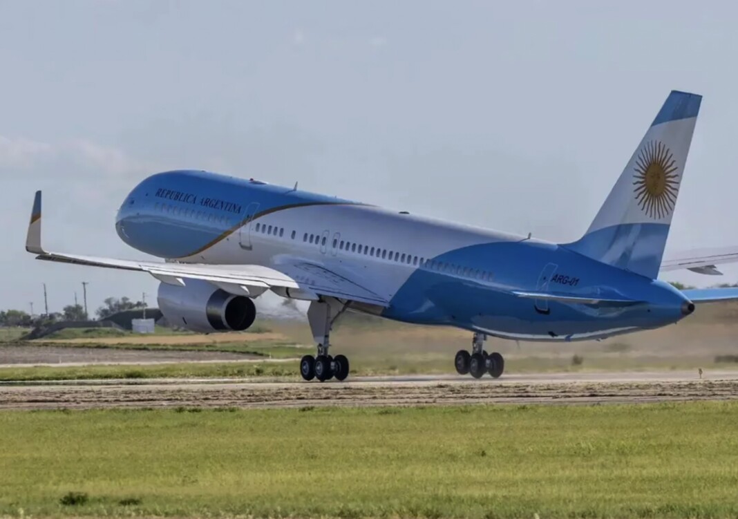El nuevo avión presidencial voló a Dallas para ser reparado: se estrenó ...